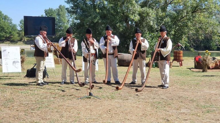 Buciumul, instrument ancestral al Țării Vrancei – Revista Vedeteler